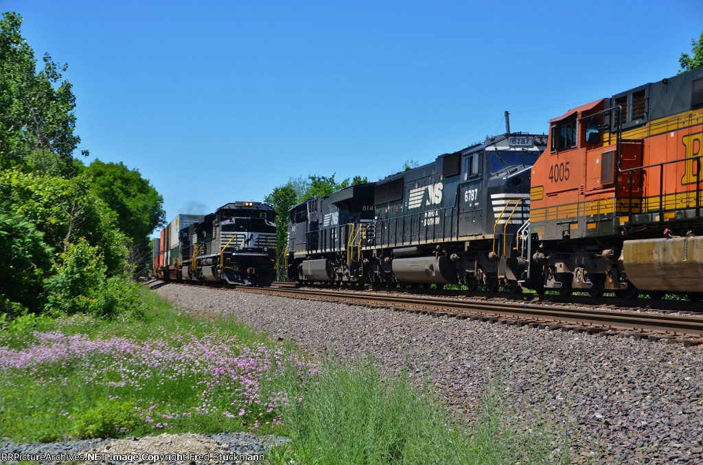 NS 1038 is running at a reduced speed due to traffic ahead.